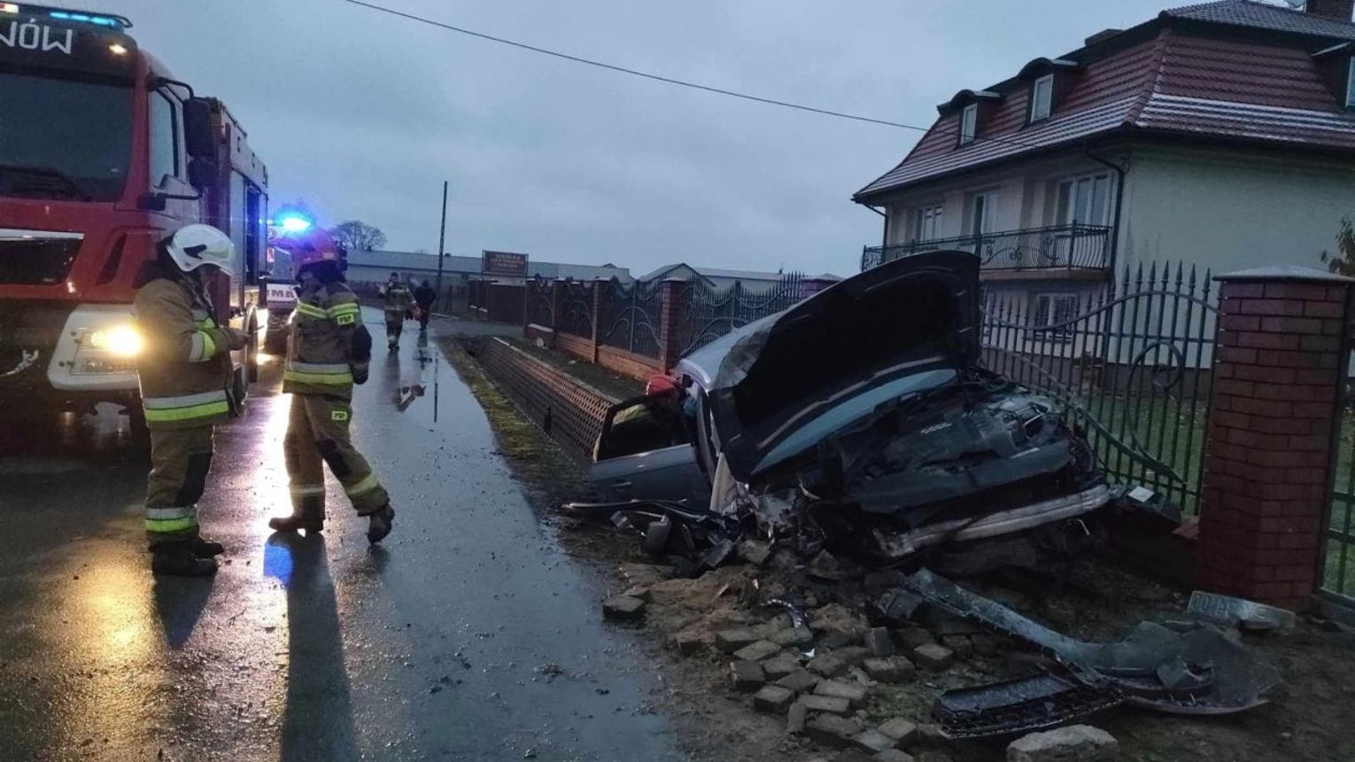 Samochód wypadł z drogi i uderzył w betonowy przepust